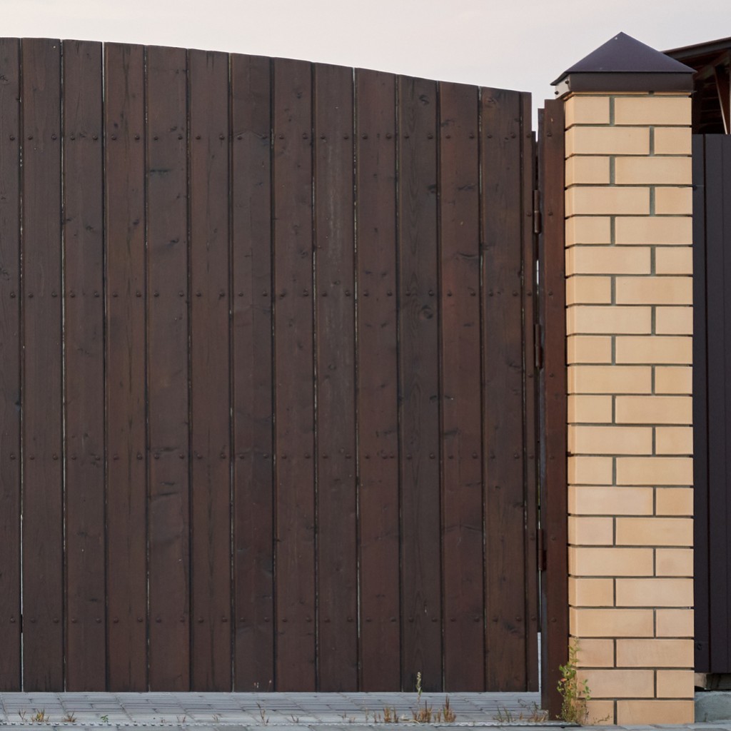 Montaż bramy skrzydłowej, a wybór napędu – błędy, które podnoszą koszty ...